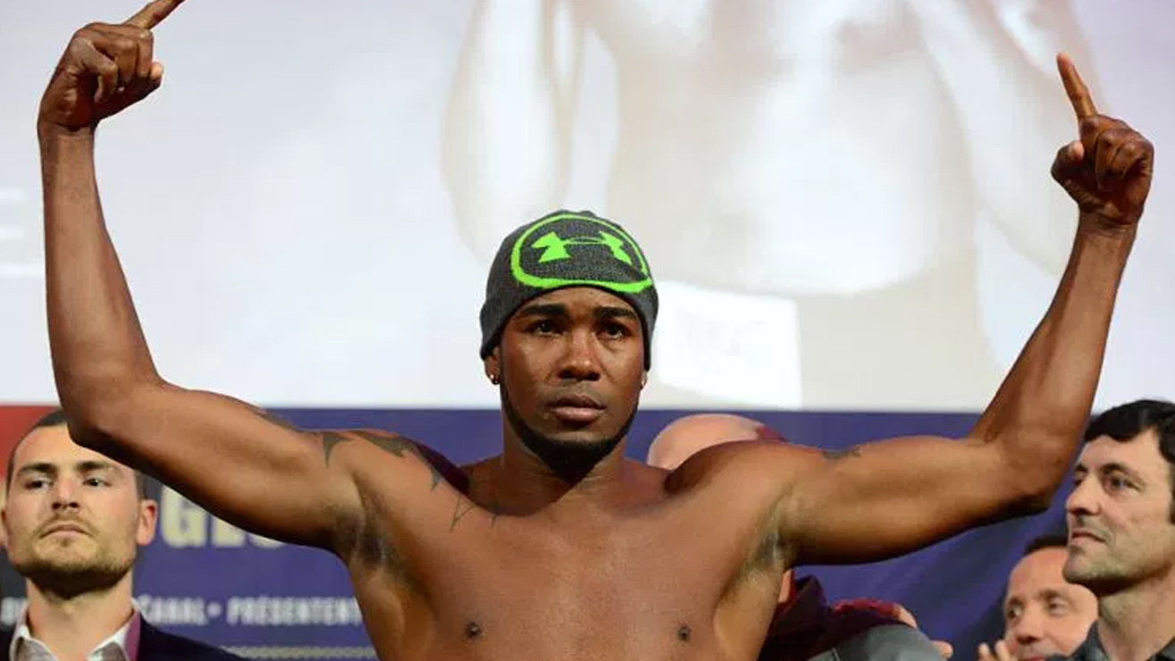 World champion Boxer Knocks Out His Coach During Training | MiddleEasy