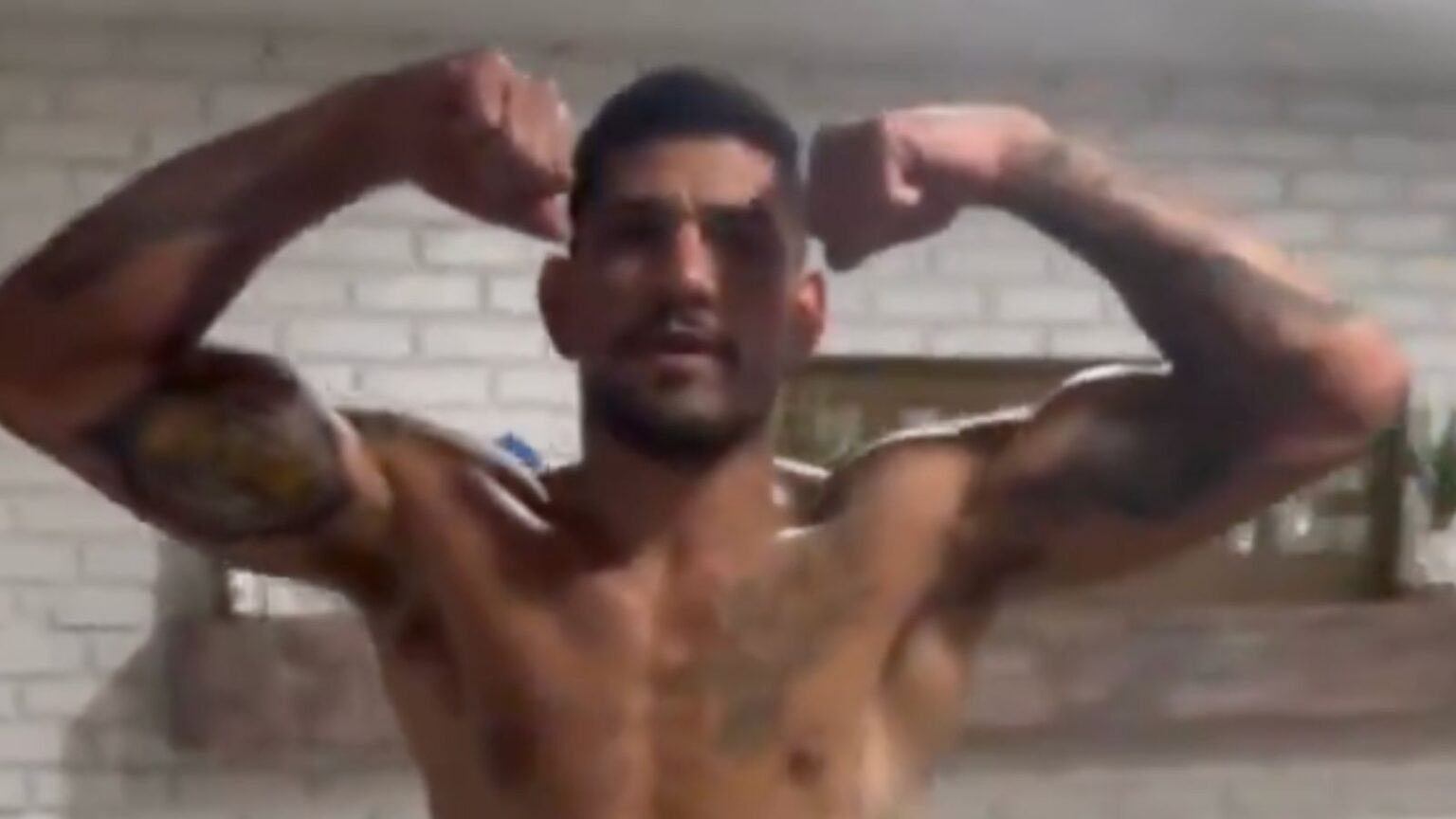 Alex Pereira Touches Down in Las Vegas at 234 Pounds Ahead of UFC 320 ...